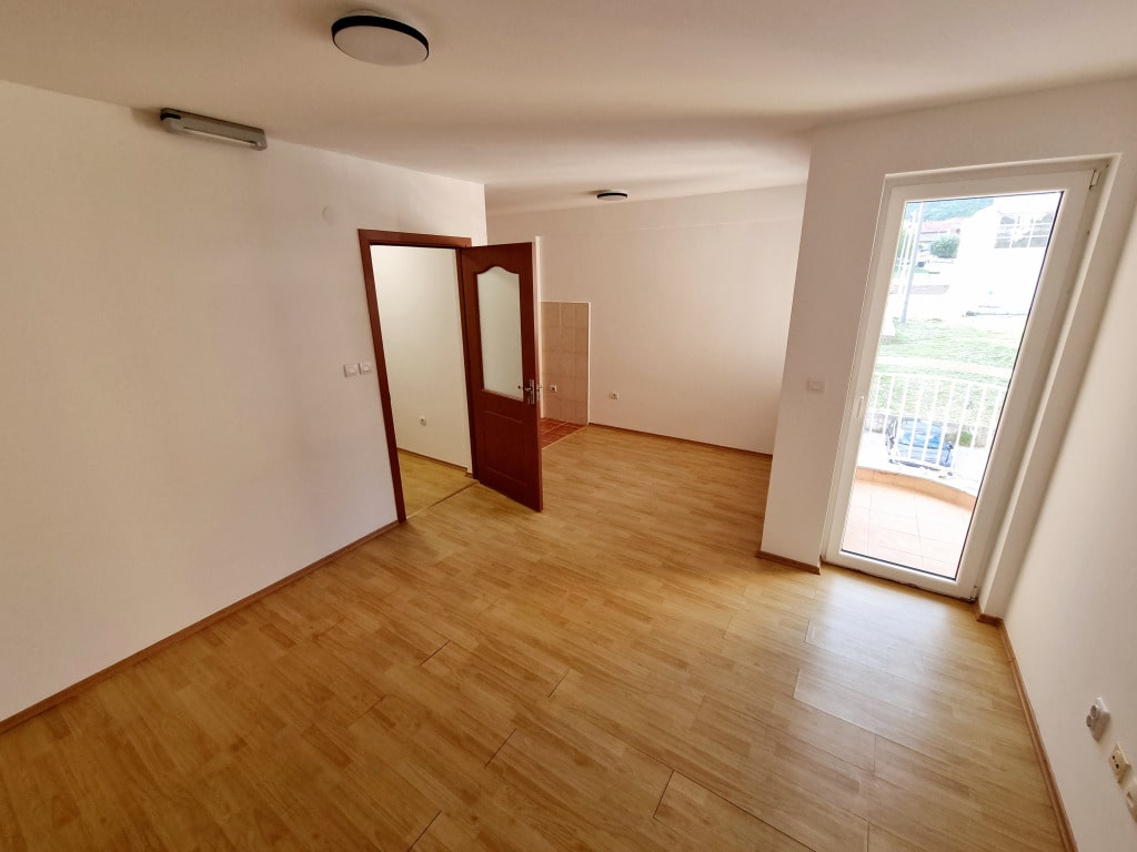 Prodaje se nenamještena garsonjera u Gorici, na prvom spratu (Foto) | Trebinje Live